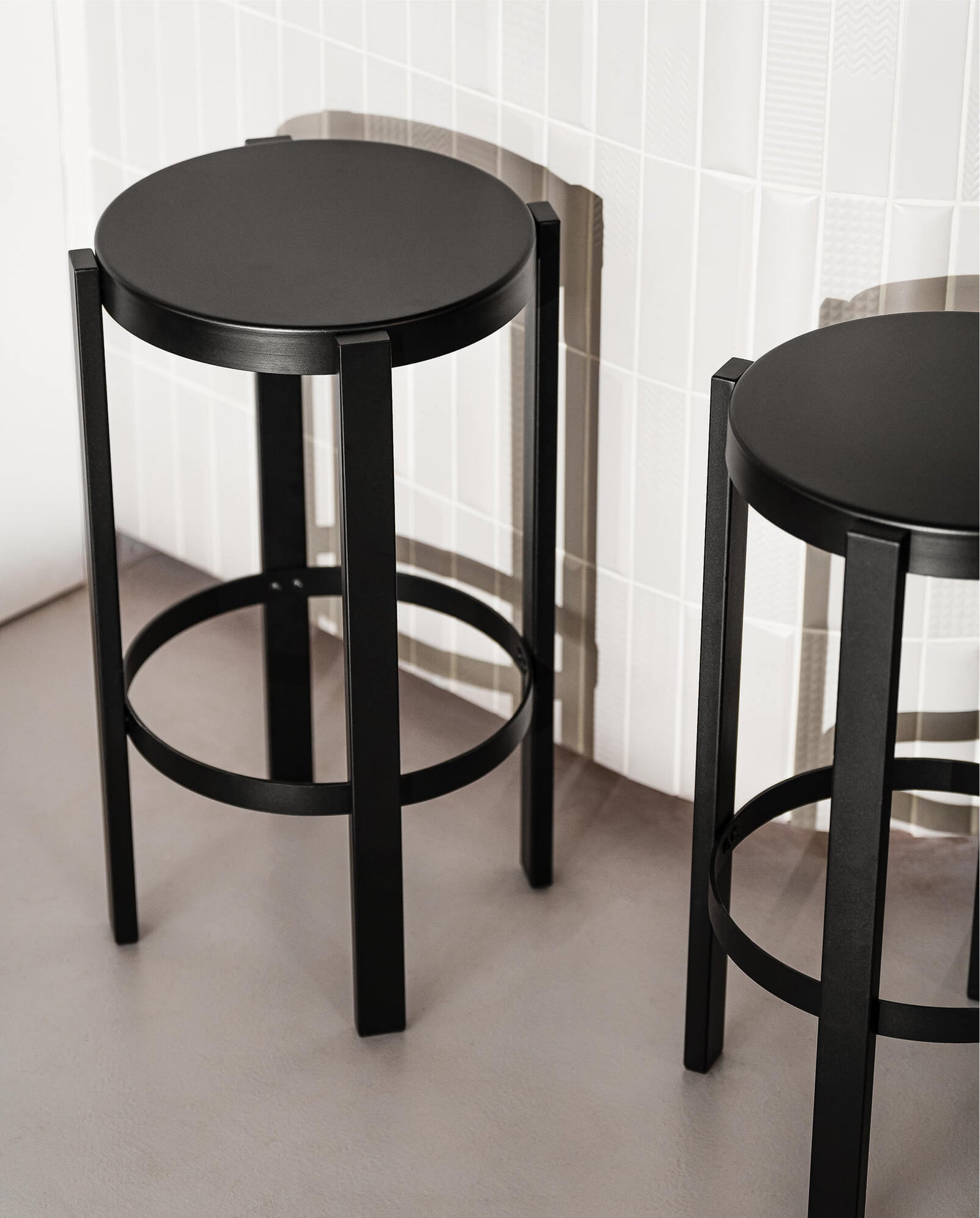 Doon Bar Stool - 65 cm - modern steel kitchen stool in red - noo.ma