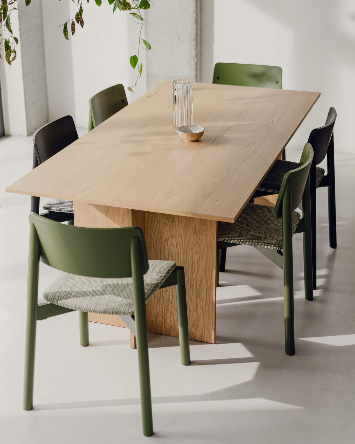 Hett Dining Table - large oak dining table for 4-6 people - noo.ma